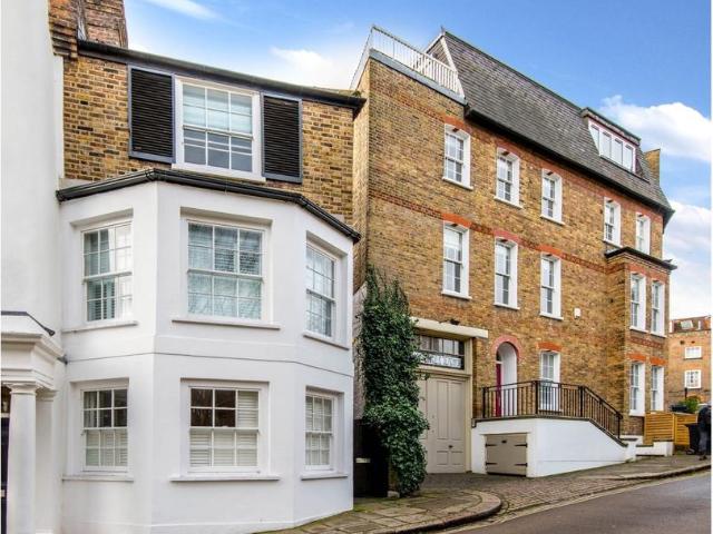 4 bedroom end of terrace house for sale