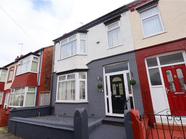 4 bedroom end of terrace house for sale