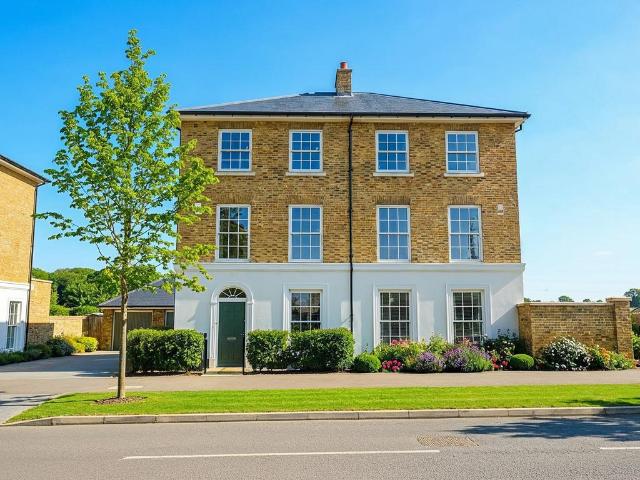 4 bedroom end of terrace house for sale