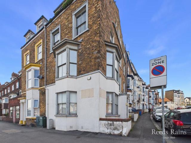 4 bedroom end of terrace house for sale