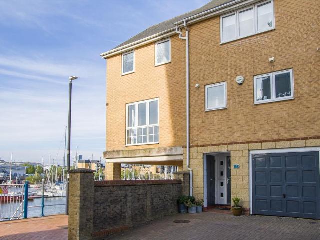 4 bedroom end of terrace house for sale