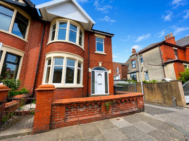 4 bedroom end of terrace house for sale