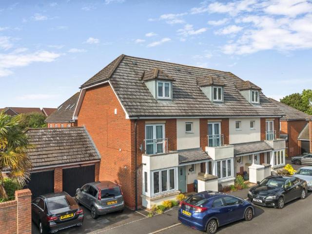 4 bedroom end of terrace house for sale