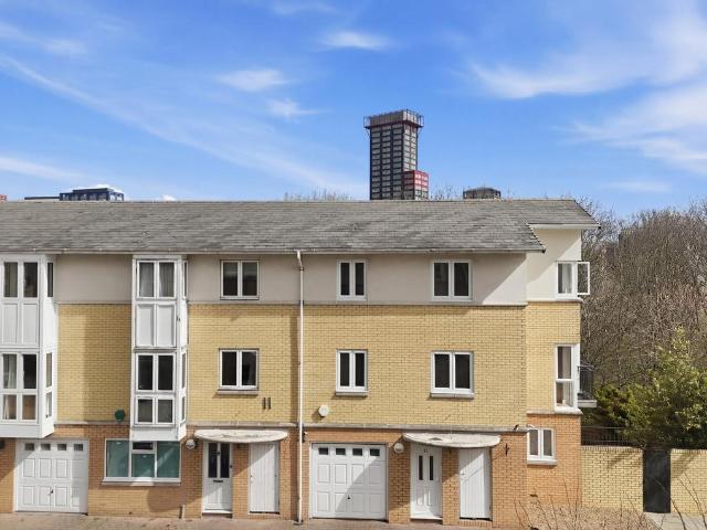 4 bedroom end of terrace house for sale