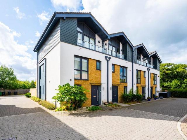 4 bedroom end of terrace house for sale