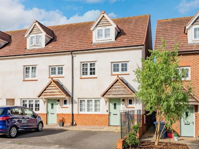 4 bedroom end of terrace house for sale