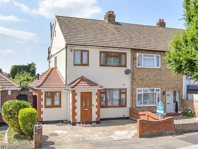 4 bedroom end of terrace house for sale
