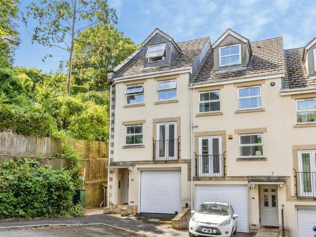 4 bedroom end of terrace house for sale