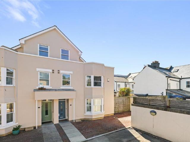 4 bedroom end of terrace house for sale