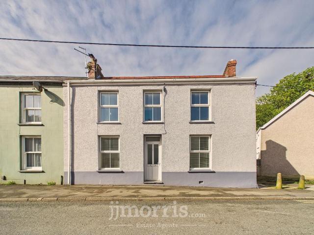 4 bedroom end of terrace house for sale
