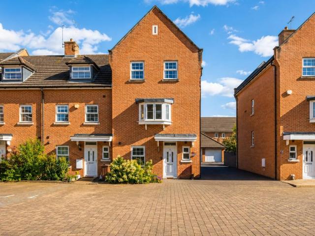 4 bedroom end of terrace house for sale