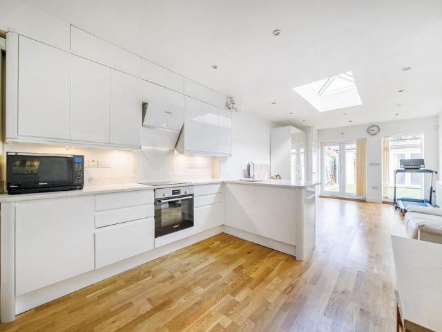4 bedroom end of terrace house for sale