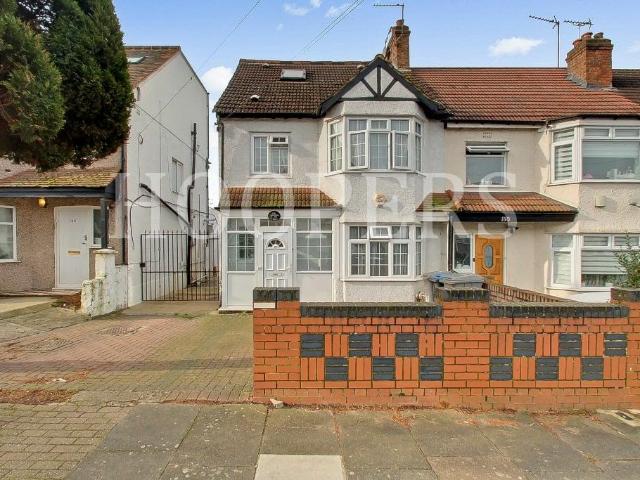 4 bedroom end of terrace house for sale