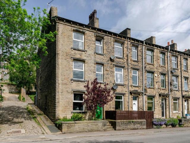 4 bedroom end of terrace house for sale