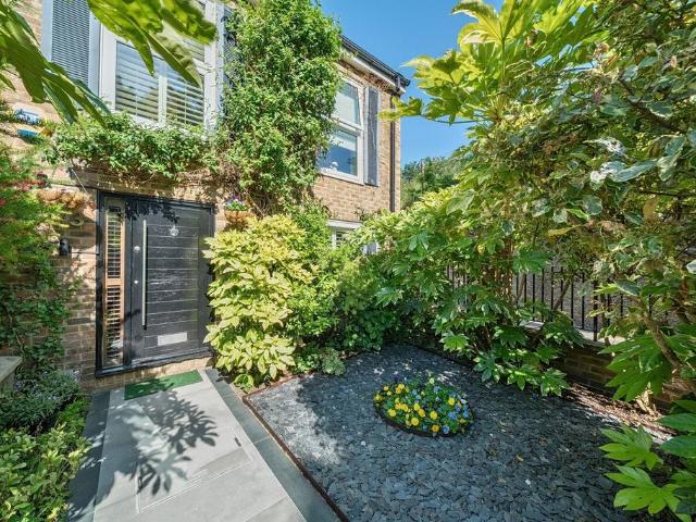 4 bedroom end of terrace house for sale