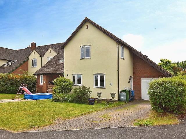 4 bedroom end of terrace house for sale