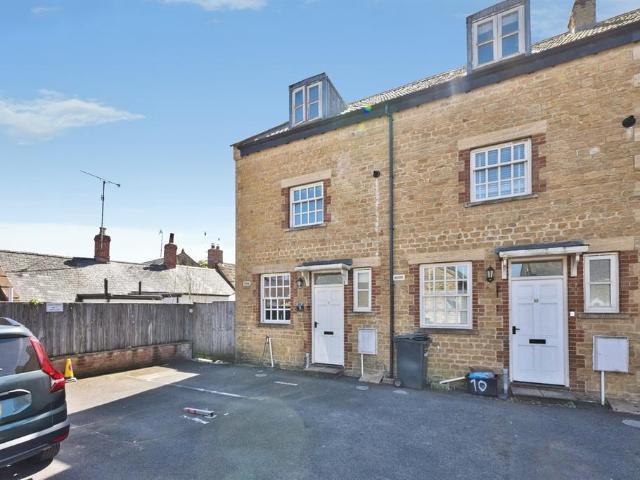 4 bedroom end of terrace house for sale