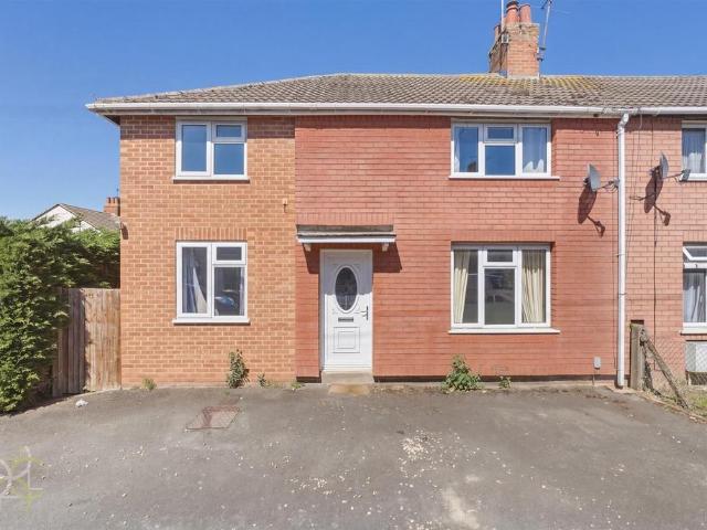 4 bedroom end of terrace house for sale