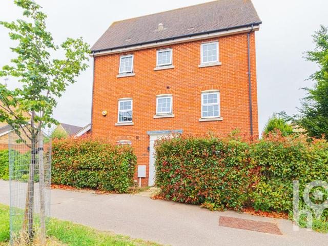 4 bedroom end of terrace house for sale