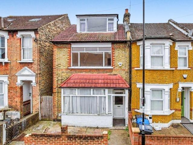 4 bedroom end of terrace house for sale