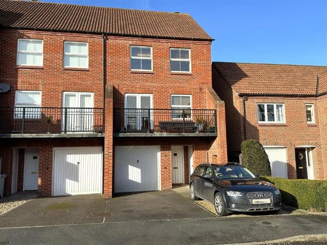 4 bedroom end of terrace house for sale
