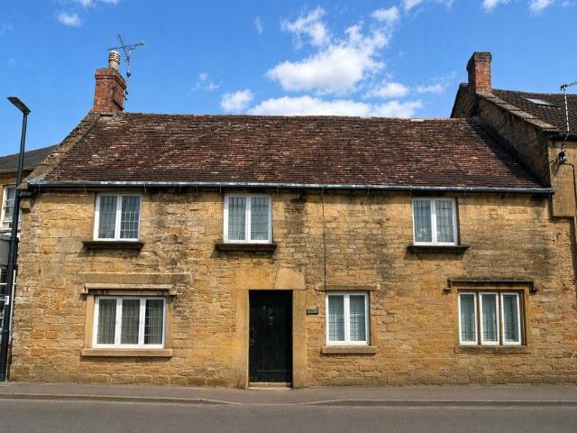 4 bedroom end of terrace house for sale