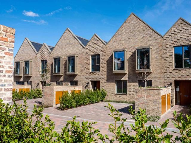 4 bedroom end of terrace house for sale
