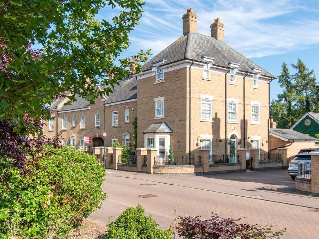 4 bedroom end of terrace house for sale