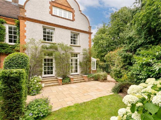 4 bedroom end of terrace house for sale