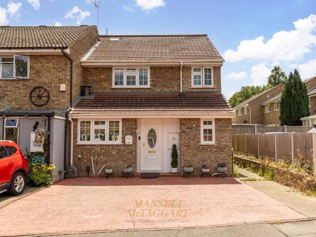 4 bedroom end of terrace house for sale