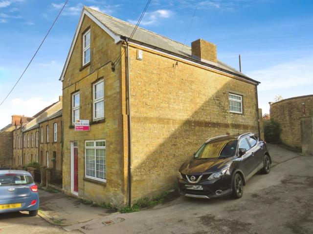 4 bedroom end of terrace house for sale