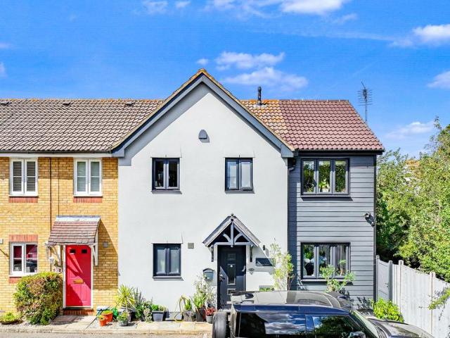 4 bedroom end of terrace house for sale