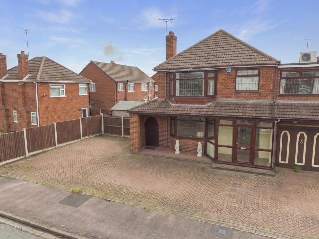 4 bedroom end of terrace house for sale
