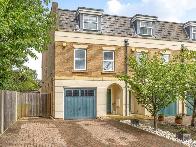 4 bedroom end of terrace house for sale