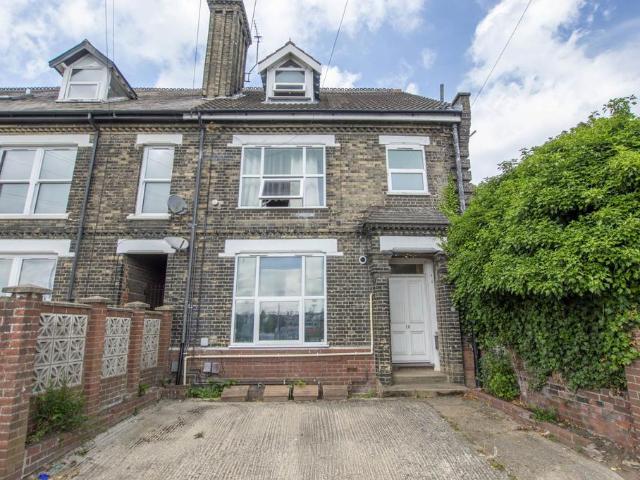 4 bedroom end of terrace house for sale