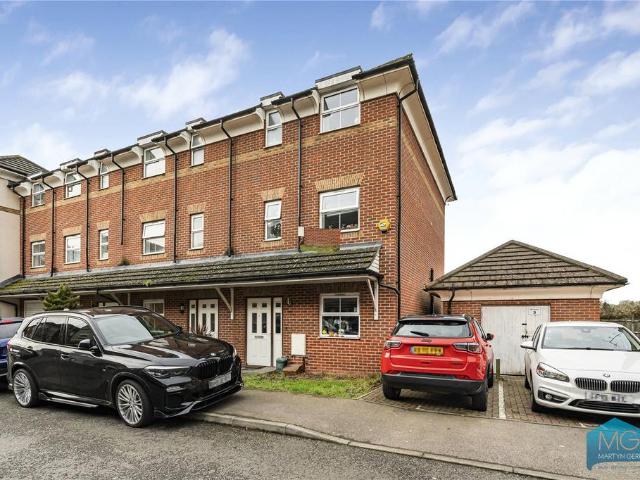 4 bedroom end of terrace house for sale