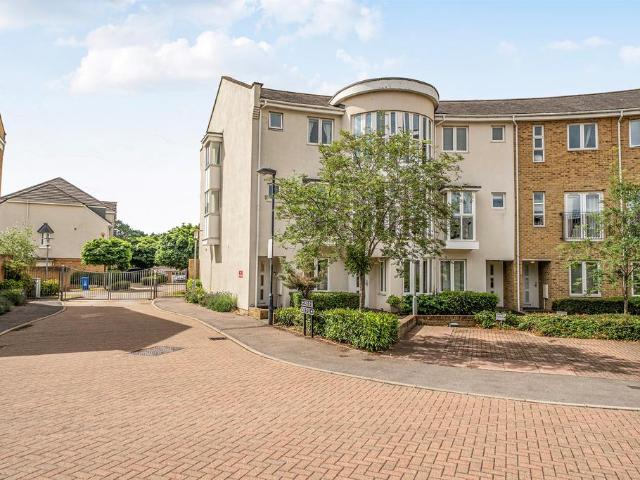 4 bedroom end of terrace house for sale