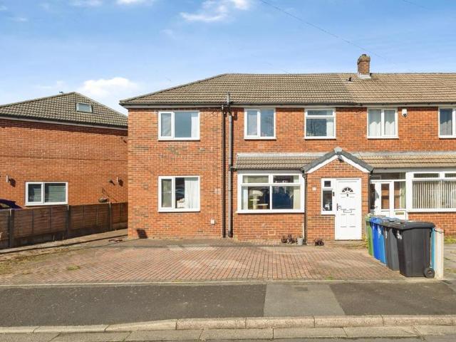 4 bedroom end of terrace house for sale