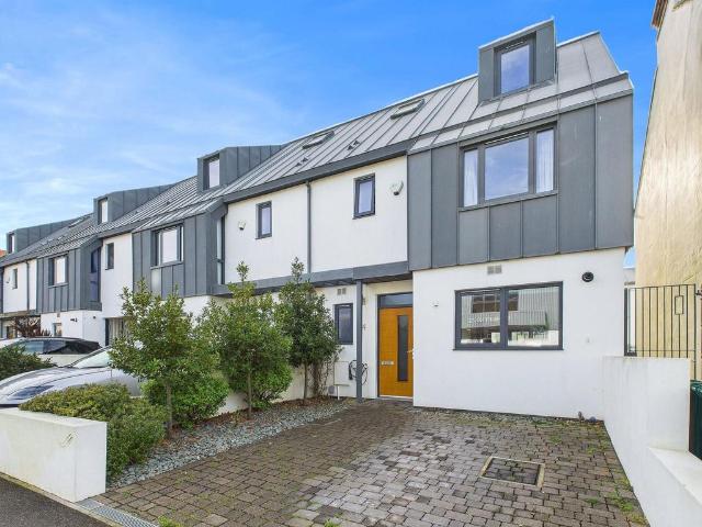 4 bedroom end of terrace house for sale