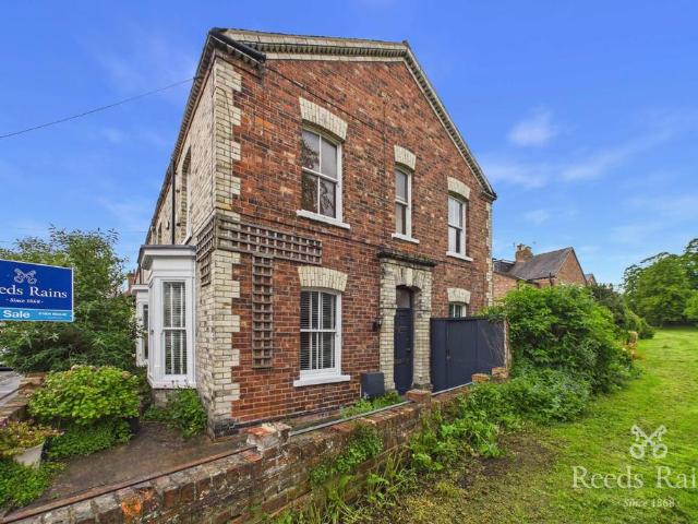 4 bedroom end of terrace house for sale