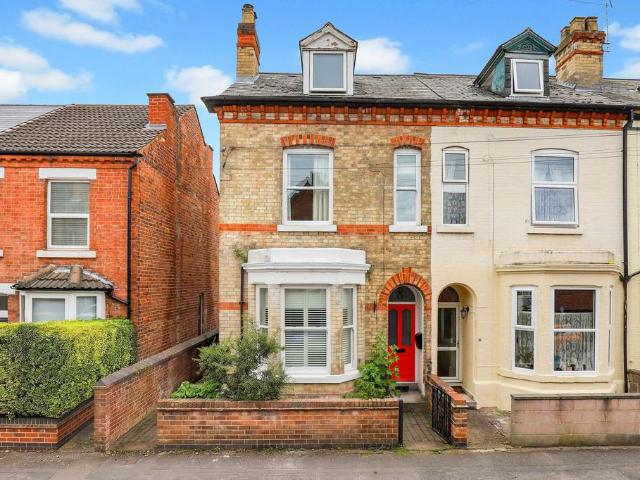 4 bedroom end of terrace house for sale