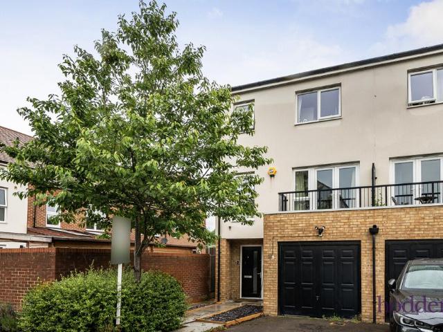 4 bedroom end of terrace house for sale