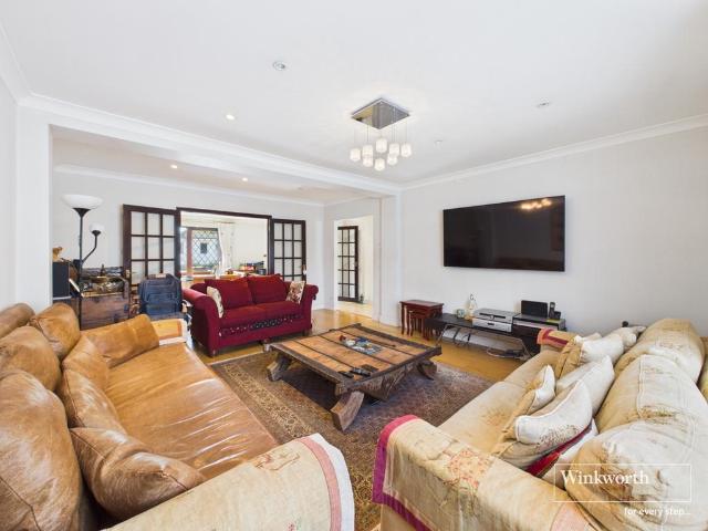 4 bedroom end of terrace house for sale
