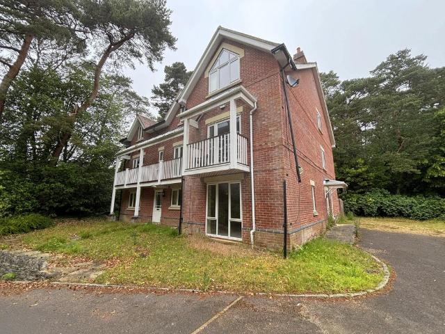 4 bedroom end of terrace house for sale