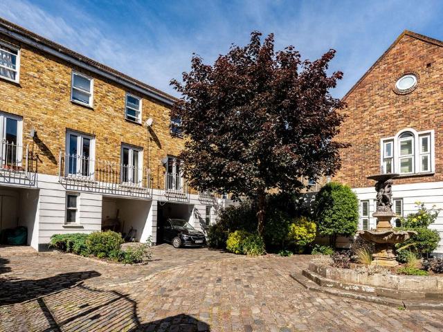 4 bedroom end of terrace house for sale