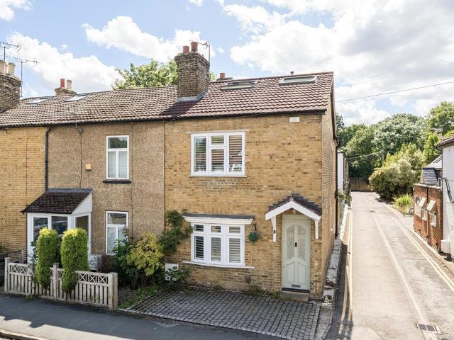 4 bedroom end of terrace house for sale