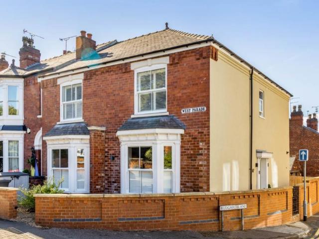 4 bedroom end of terrace house for sale