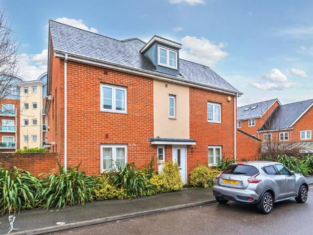 4 bedroom end of terrace house for sale