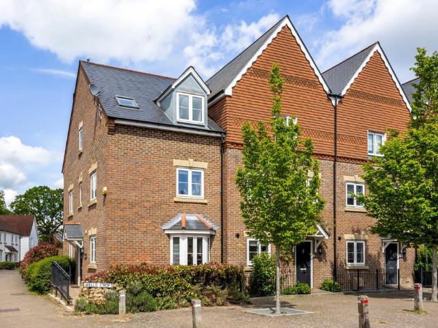 4 bedroom end of terrace house for sale