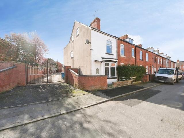 4 bedroom end of terrace house for sale